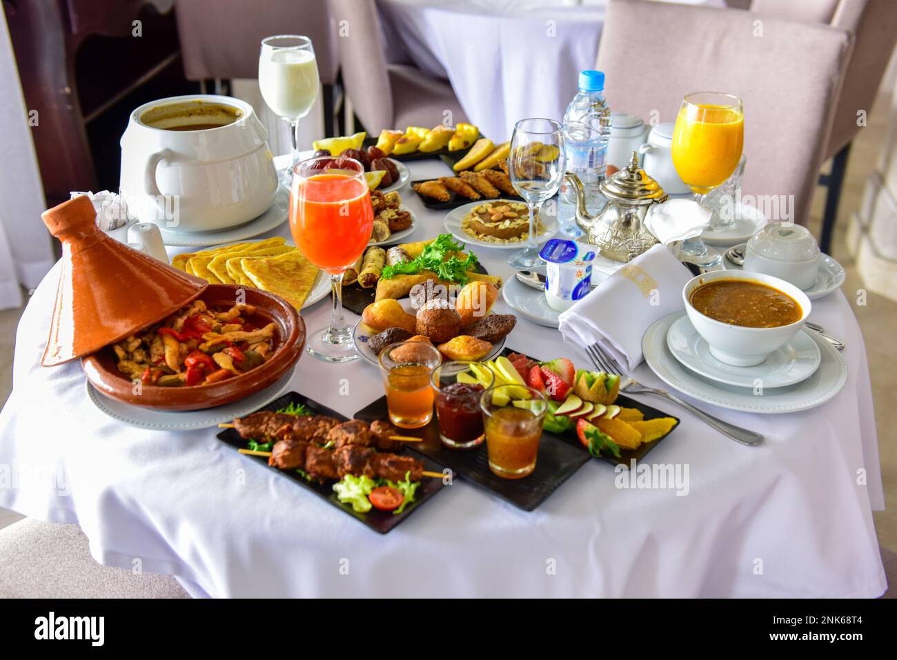Petit déjeuner traditionnel marocain avec crêpes, beurre et fromage au ...