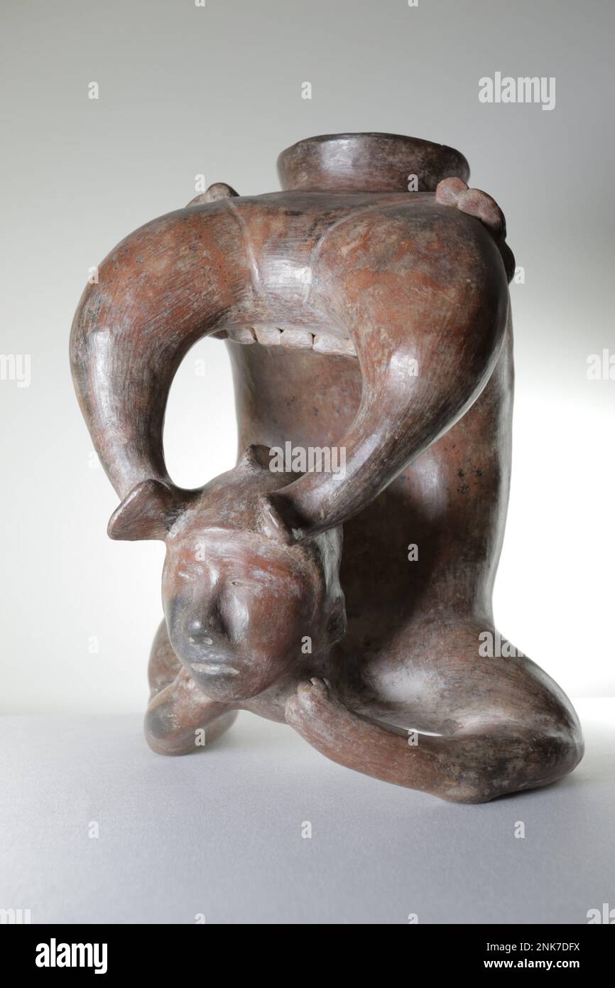 A prehistoric vessel of the Banque de photographies et d’images à haute ...