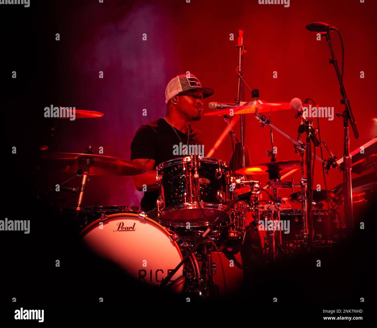 Jeremy Roberson, batteur du groupe Chase Rice, joue la batterie lors d ...