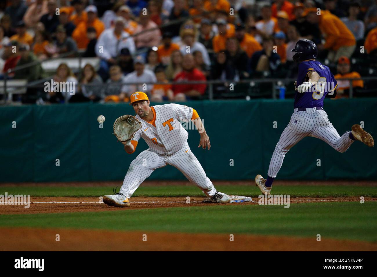 Tennessee Volunteers first baseman Luc Lipcius (40) on defense against ...