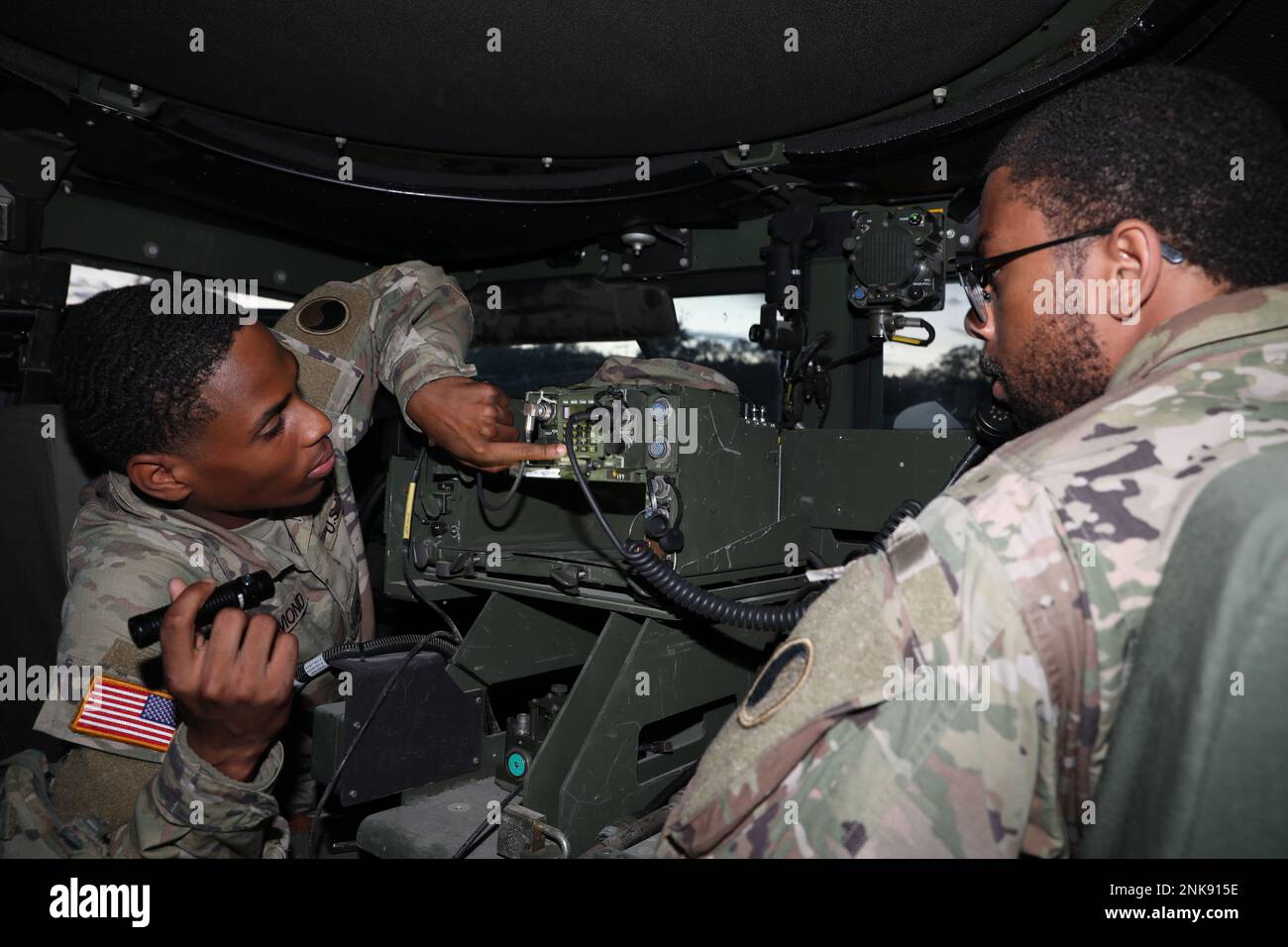 Le PFC Jayden Redmond, opérateur radio, à gauche, et le Sgt Nickolas ...