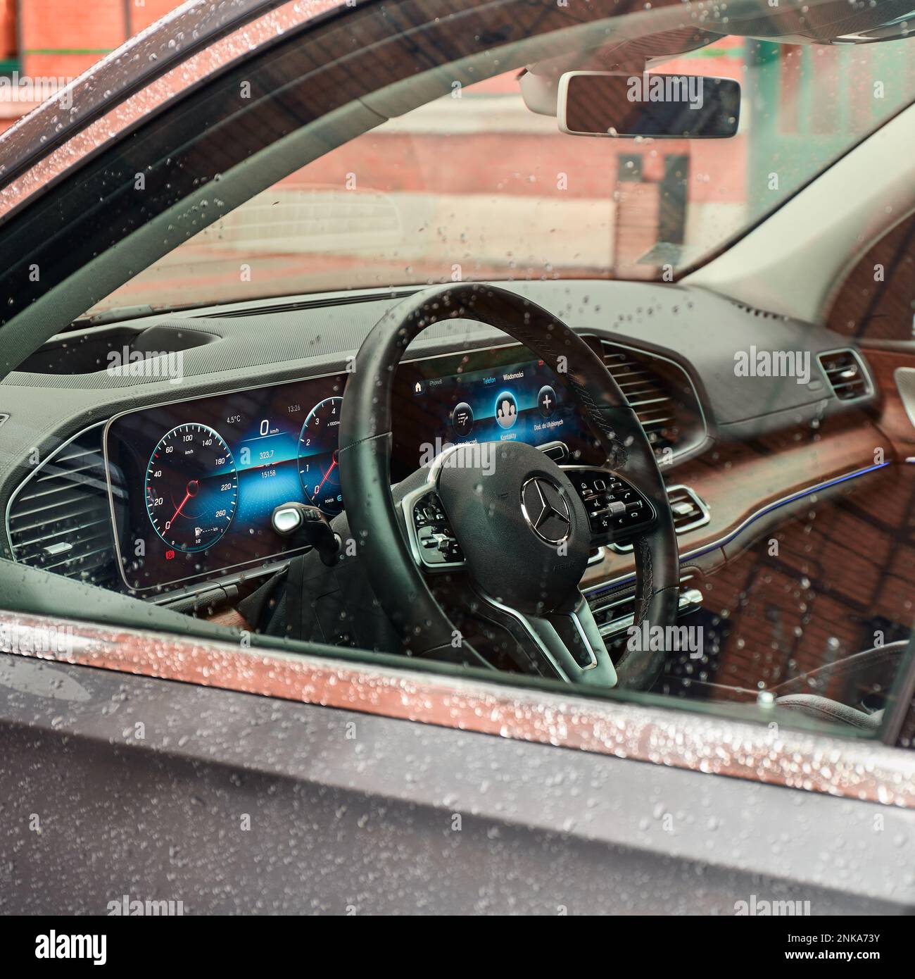 Cabine de luxe Mercedes GLE avec fini bois et cuir véritable et un ...