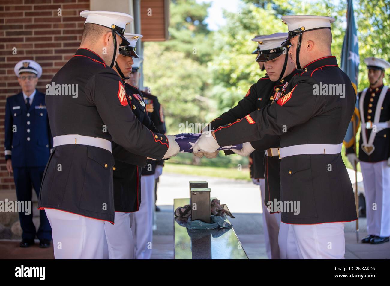 Marines, de Marine Barracks Washington, plie un drapeau américain en l'honneur de la Médaille d ...
