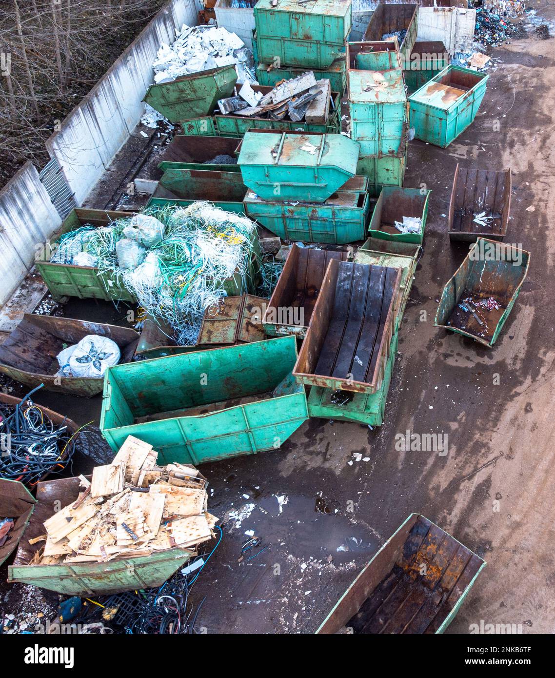 Centre de recyclage avec différents types de déchets et conteneurs ...
