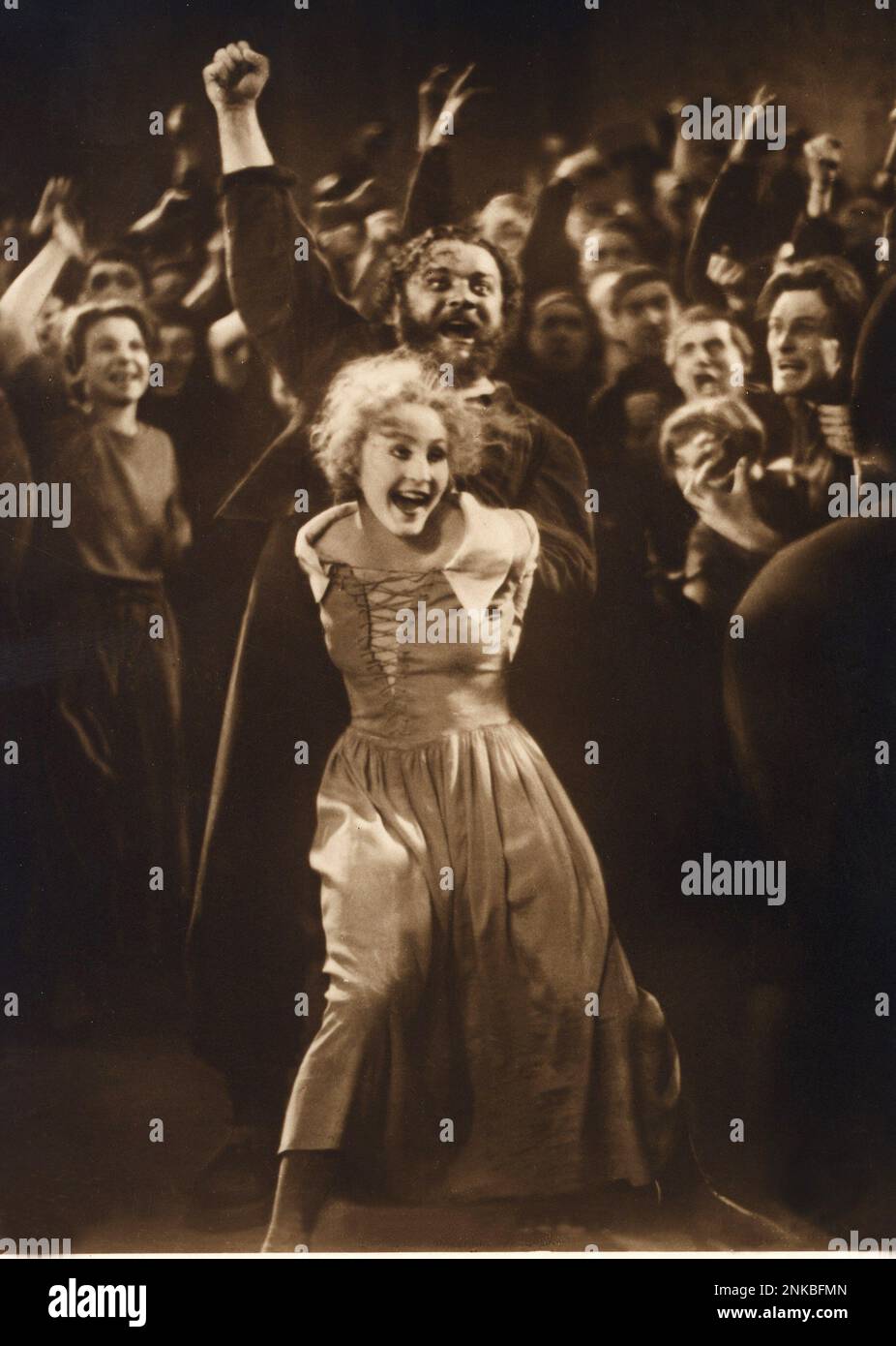 1927 : l'actrice BRIGITTE PILOTE avec Heinrich George en METROPOLIS par ...