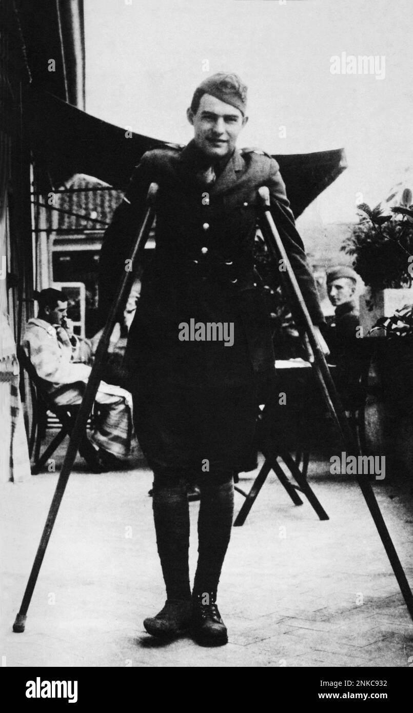 1918 : l'écrivain américain ERNEST HEMINGWAY ( Oak Park , il 1899 ...