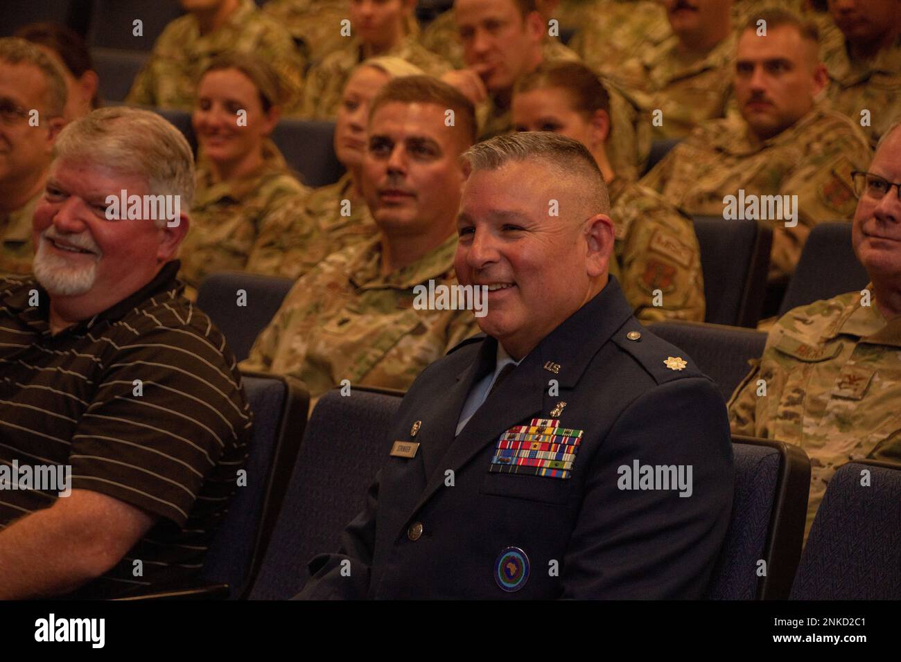 Le lieutenant-colonel Eric Stringer, commandant du groupe médical 152nd ...