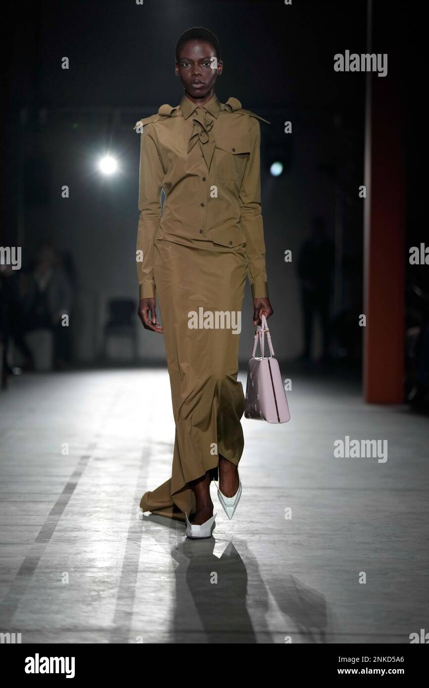 Milan, Italie. 23rd févr. 2023. Un modèle présente une création de la ...