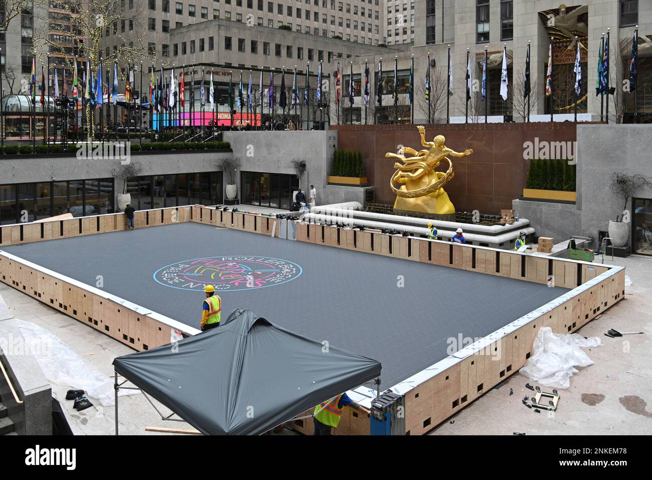 Photo by: NDZ/STAR MAX/IPx 2022 4/5/22 Workers transform the Rink at ...