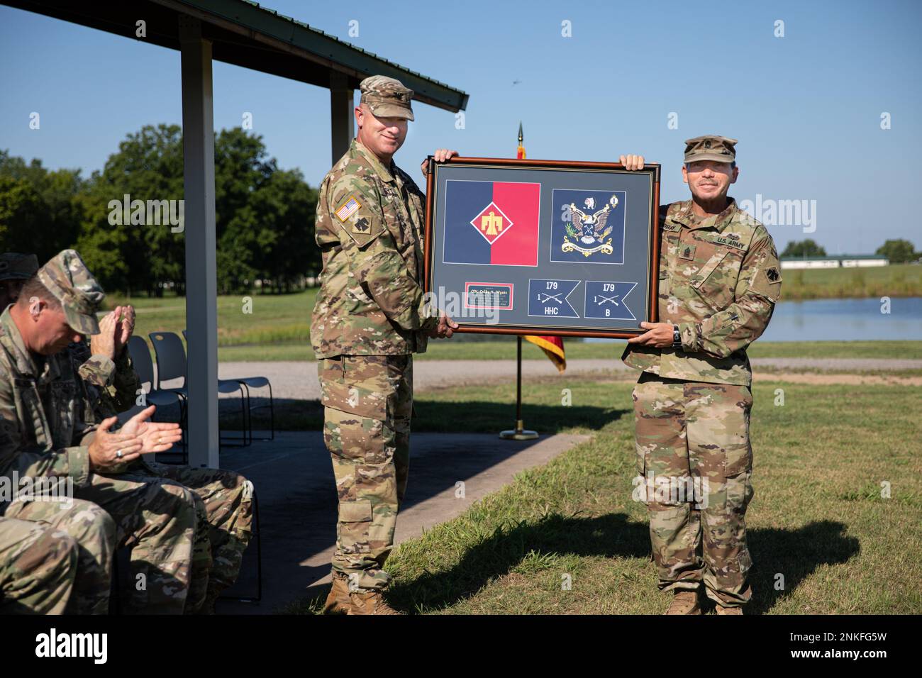 Le sergent de commandement Maj. Chris Murray présente le colonel Colby ...
