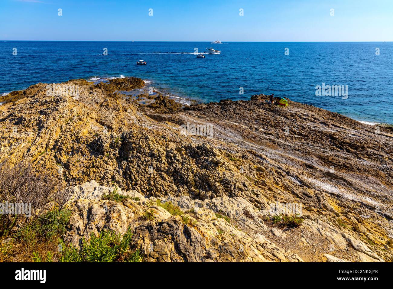 Paysage côtier rocheux de la station balnéaire de Saint-Jean-Cap-Ferrat ...