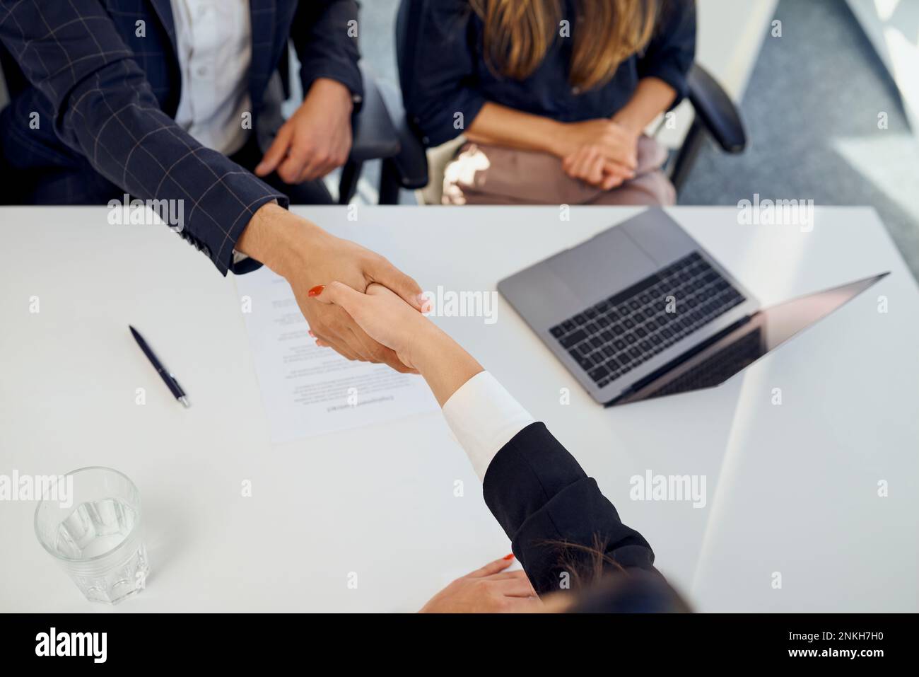 Le recruteur qui se fait la main avec le candidat après une entrevue ...
