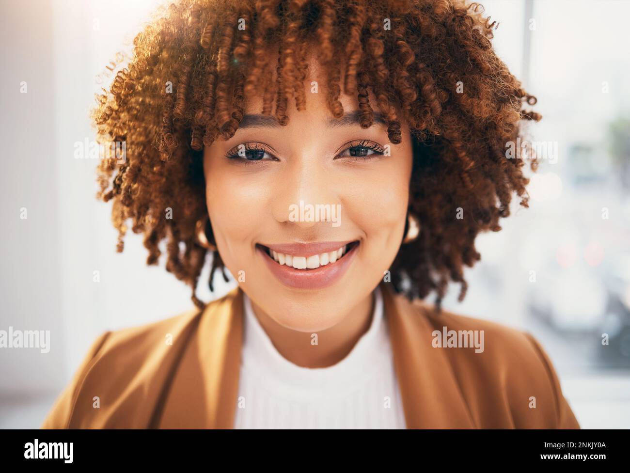 Portrait, entreprise et femme noire avec le sourire, le succès et la ... Portrait, entreprise et femme noire avec le sourire, le succès et la ...