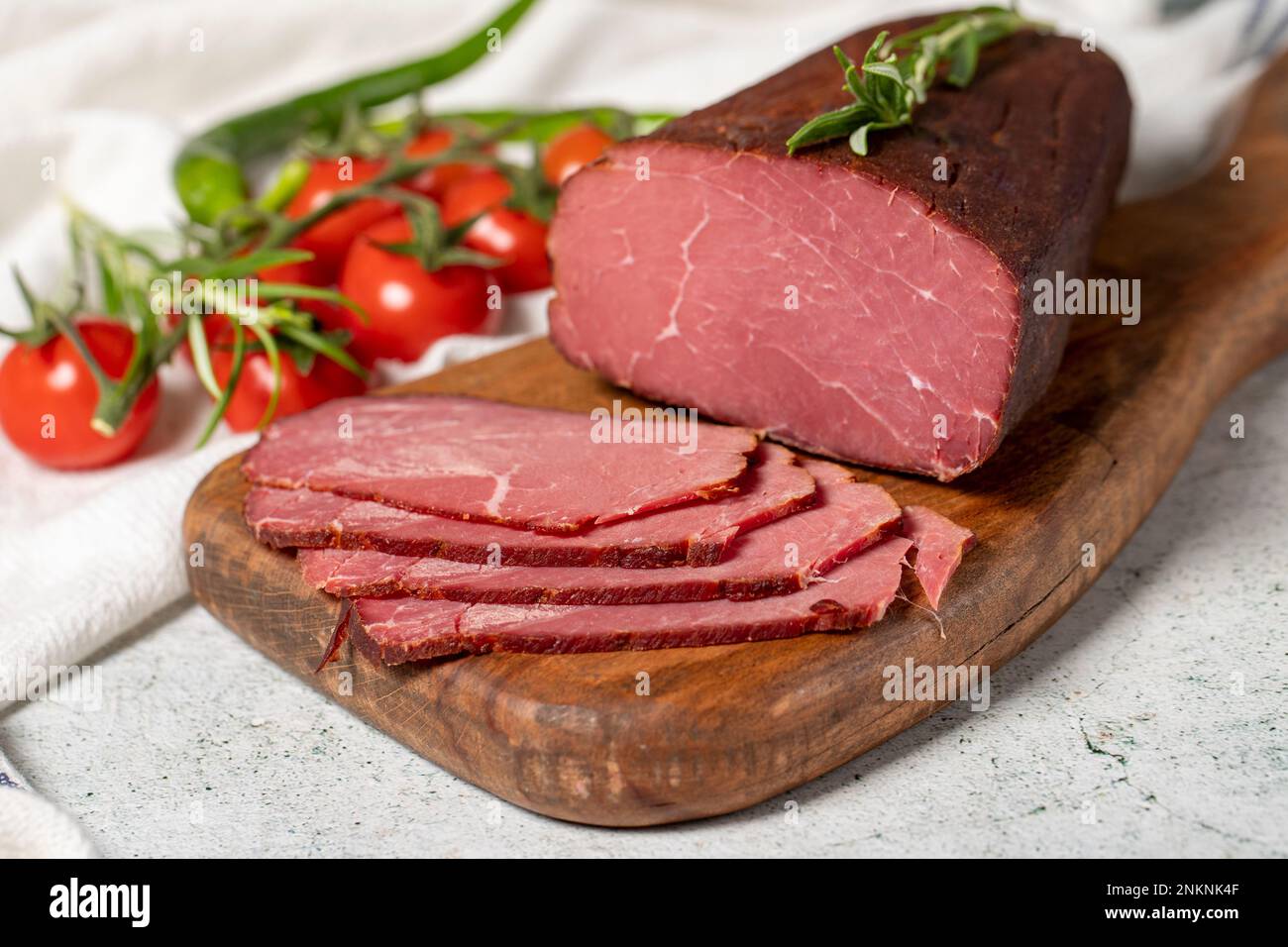 Viande sèche. Tranches de viande séchée et fumée sur un panneau de bois ...