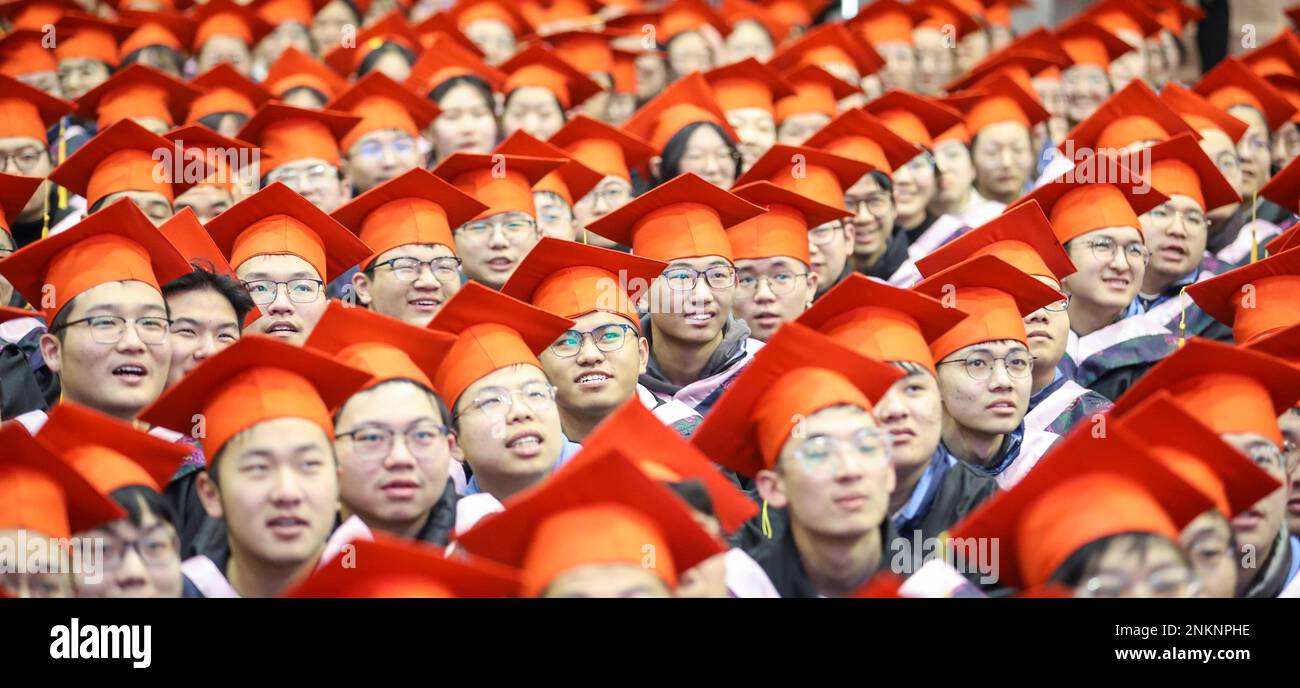HUAI'AN, CHINE - 24 FÉVRIER 2023 - trois étudiants seniors participent ...