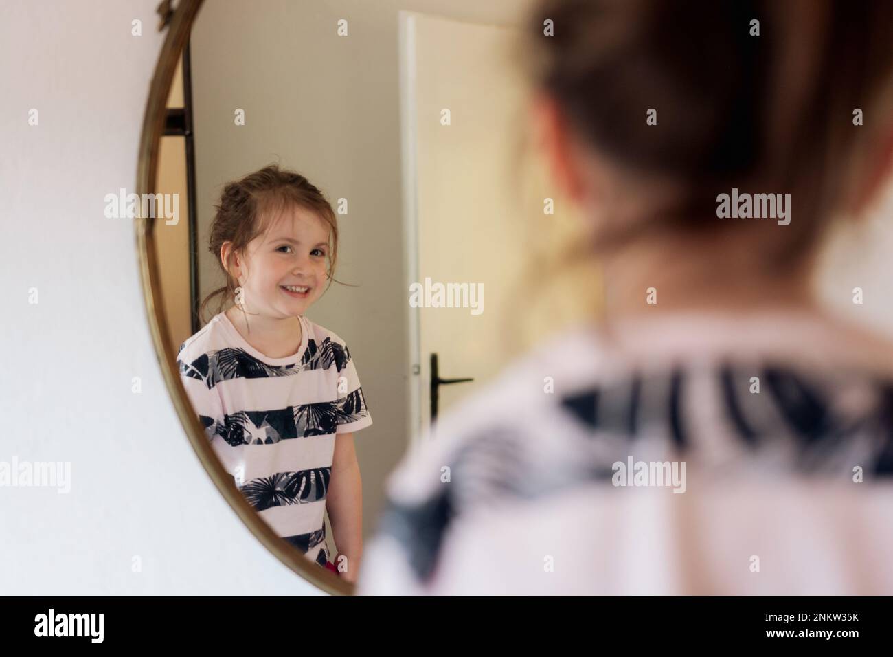 Fille devant un miroir Banque de photographies et d’images à haute résolution - Alamy