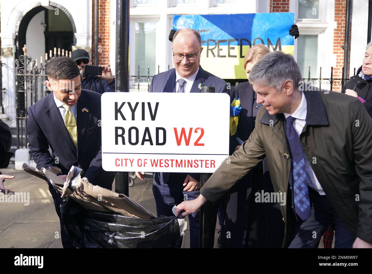 James Small-Edwards, conseiller de Bayswater (à gauche), Adam Hug, chef ...