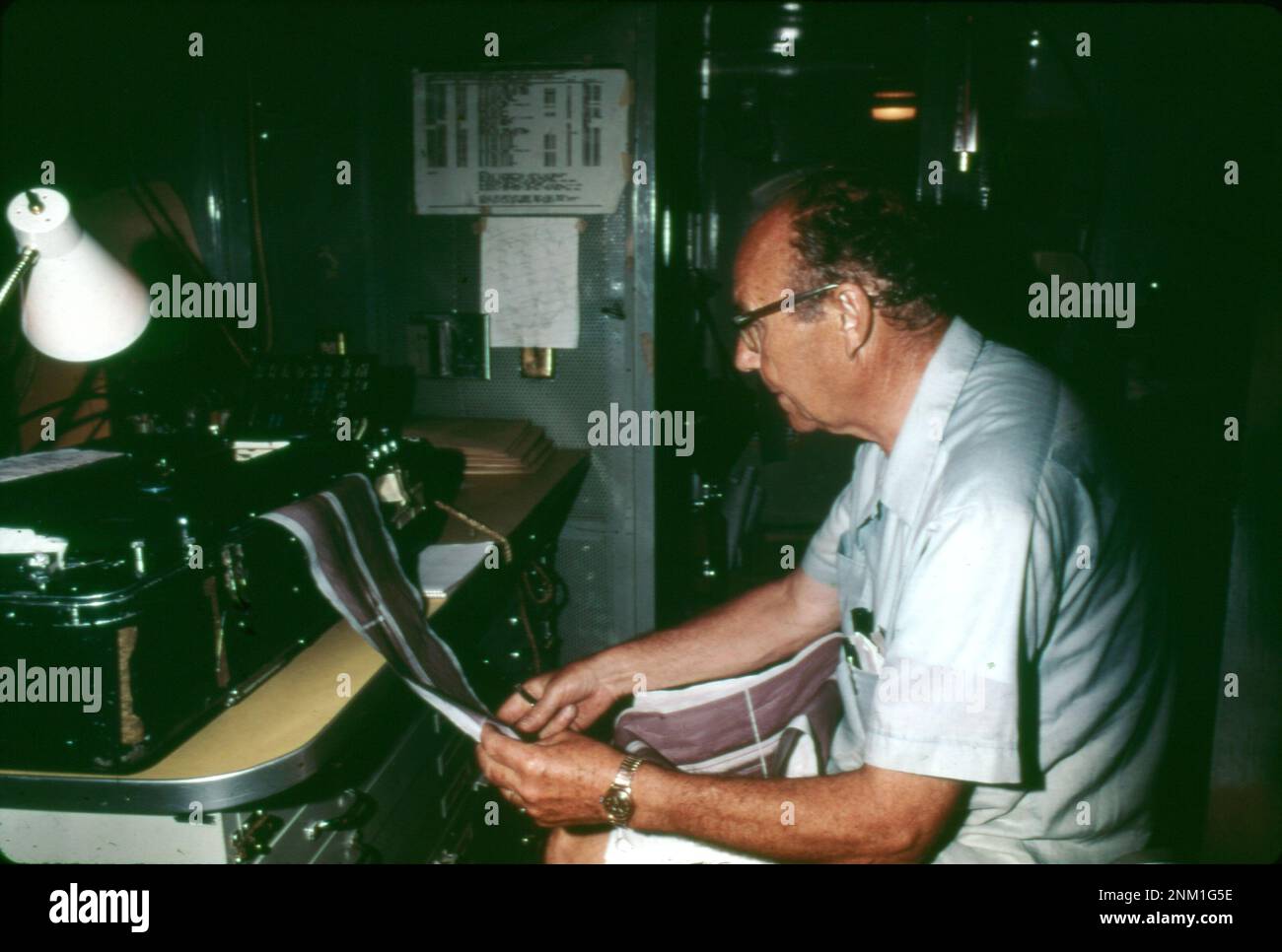 L'ingénieur et inventeur Harold 'doc' Edgerton du MIT étudie une ...