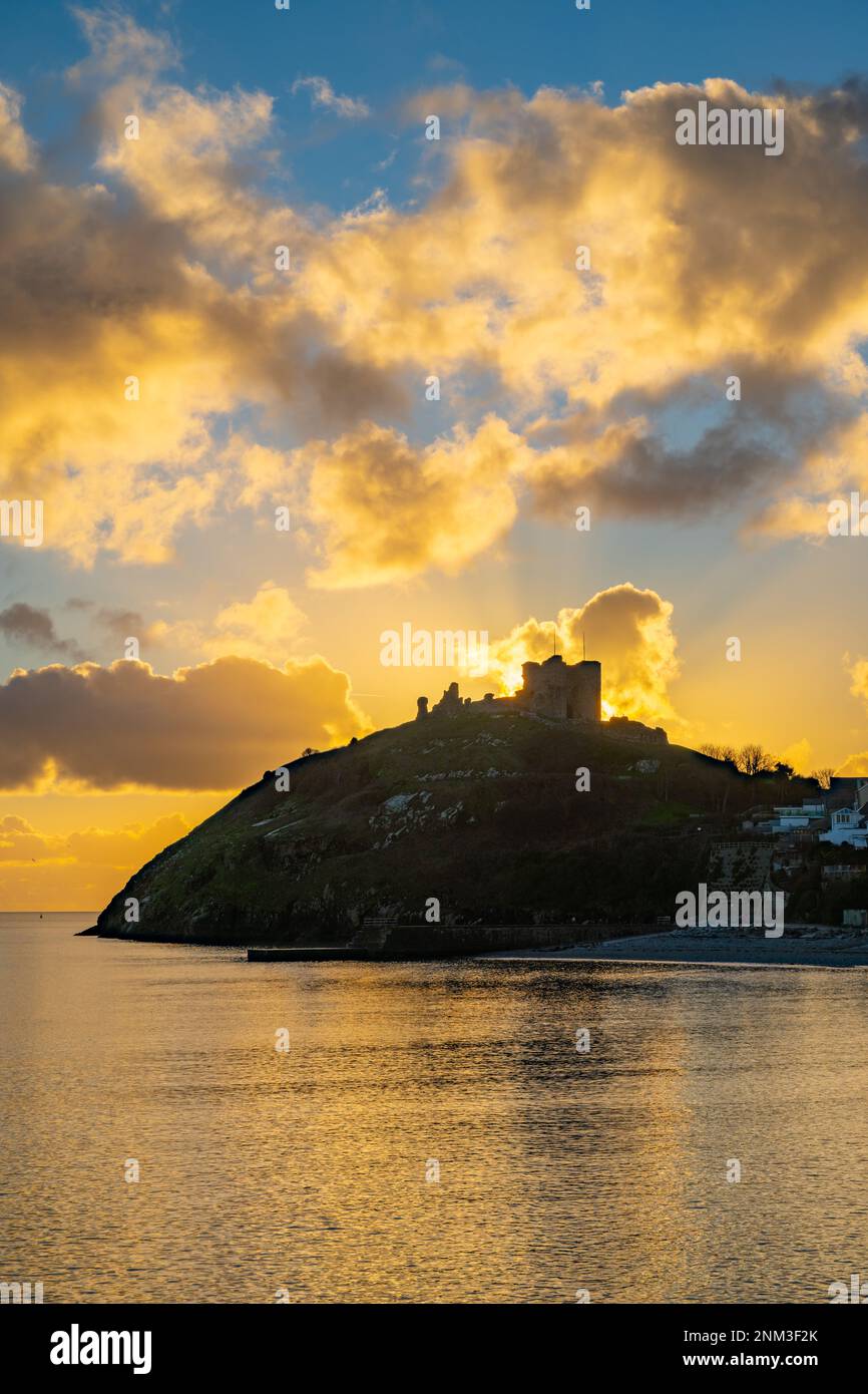 Le château de Criccieth sur la péninsule de Llyn avec le soleil se ...