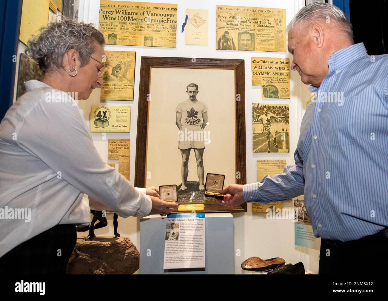 Canada. 24th févr. 2023. Tracey et Brian Mead placent les répliques de ...