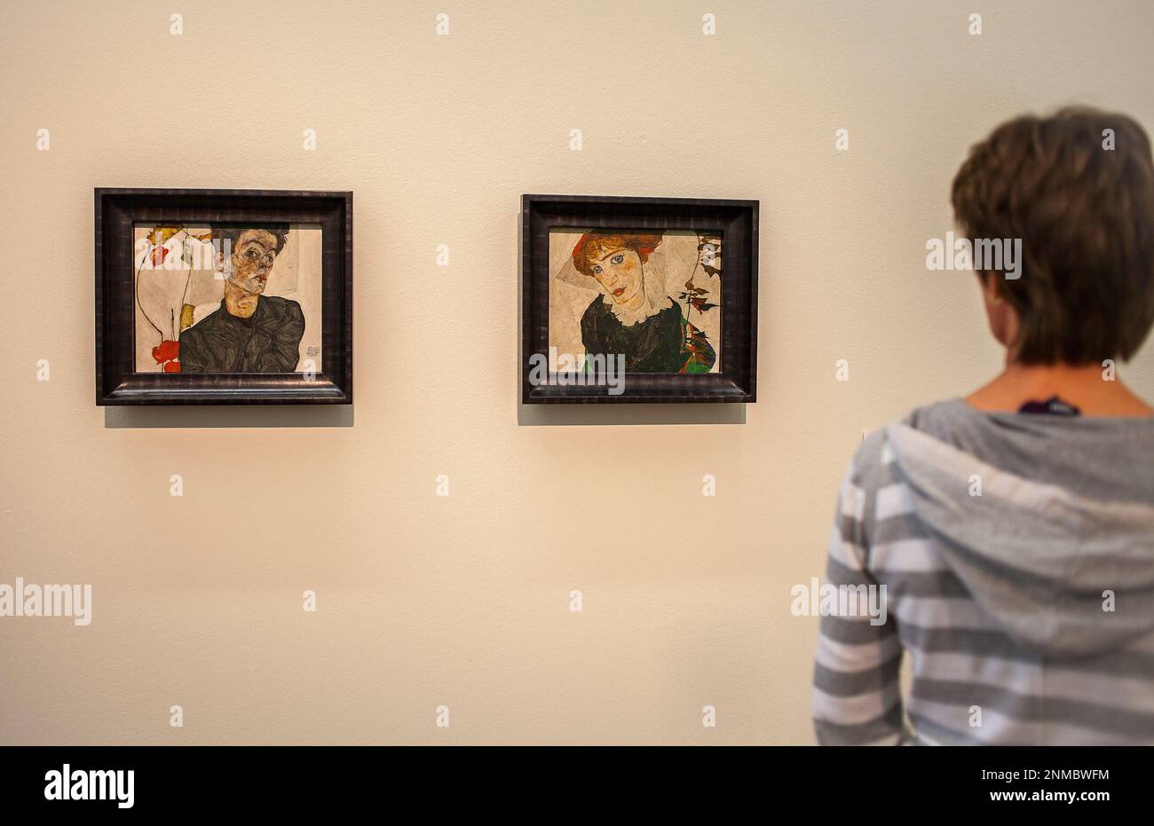 À gauche self portrait avec physalis,et de l'huile sur toile de couleur ...