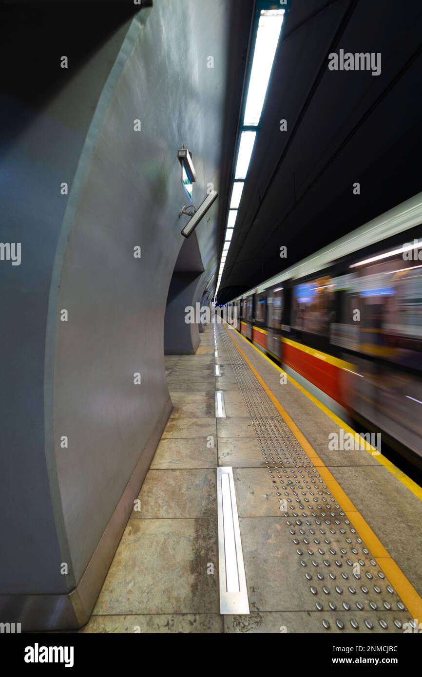 station de métro avec train de passage Photo Stock - Alamy