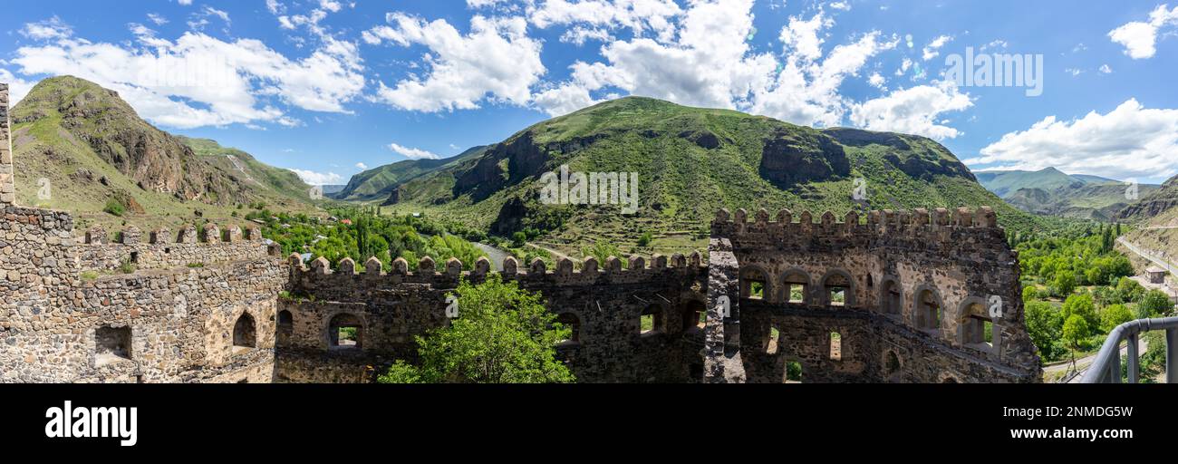 Panorama de la vallée de la rivière Mtkvari (Kura) et de la rivière ...