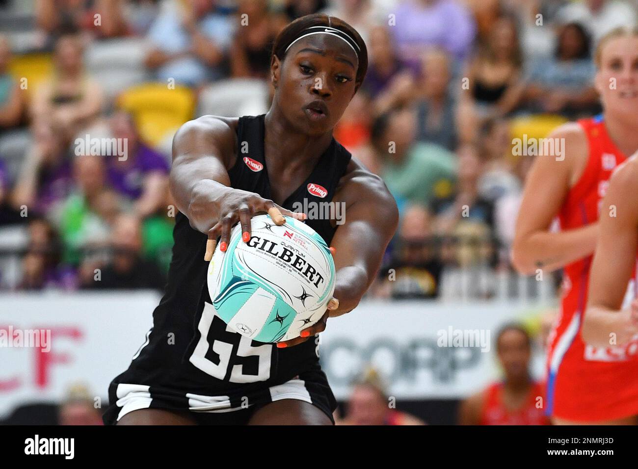 Shimona Nelson des Magpies attrape le ballon lors du match d'avant ...