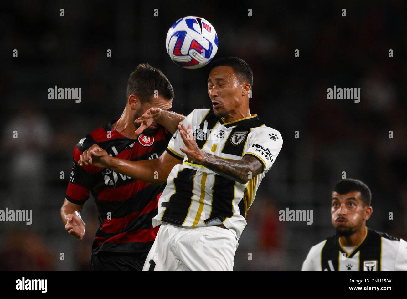 Morgan Schneiderlin des Wanderers et Kearyn Baccus du FC MacArthur lors ...