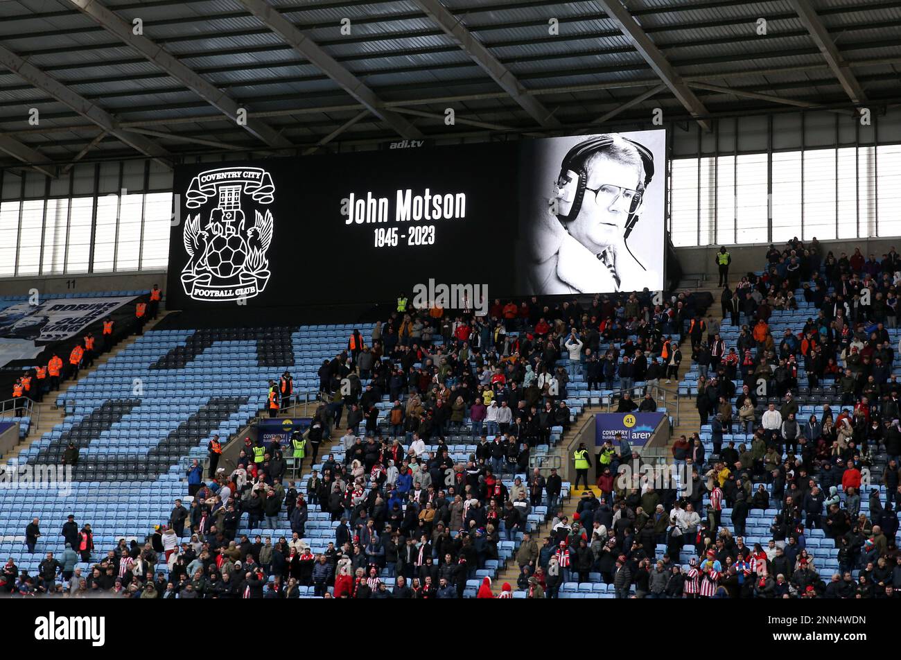 Un hommage à John Motson sur grand écran lors du match du championnat ...