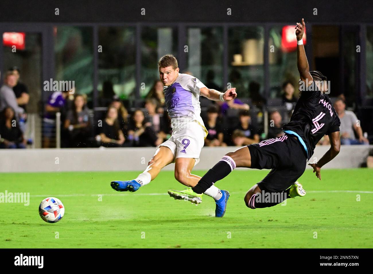 FORT LAUDERDALE, FL - JUNE 25: Orlando City forward Chris Mueller (9 ...
