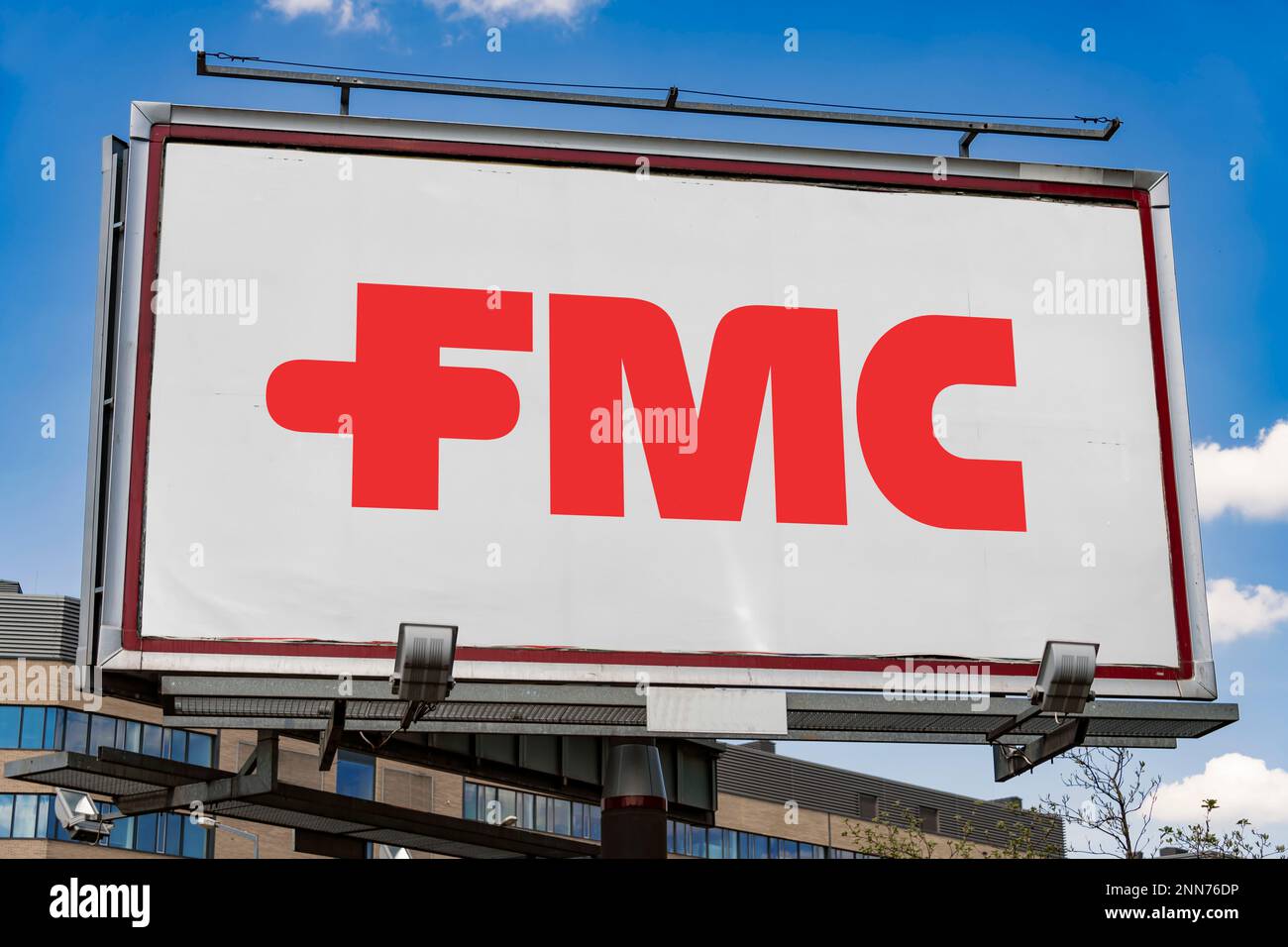 POZNAN, POL - 11 JANVIER 2023 : panneau publicitaire affichant le logo ...