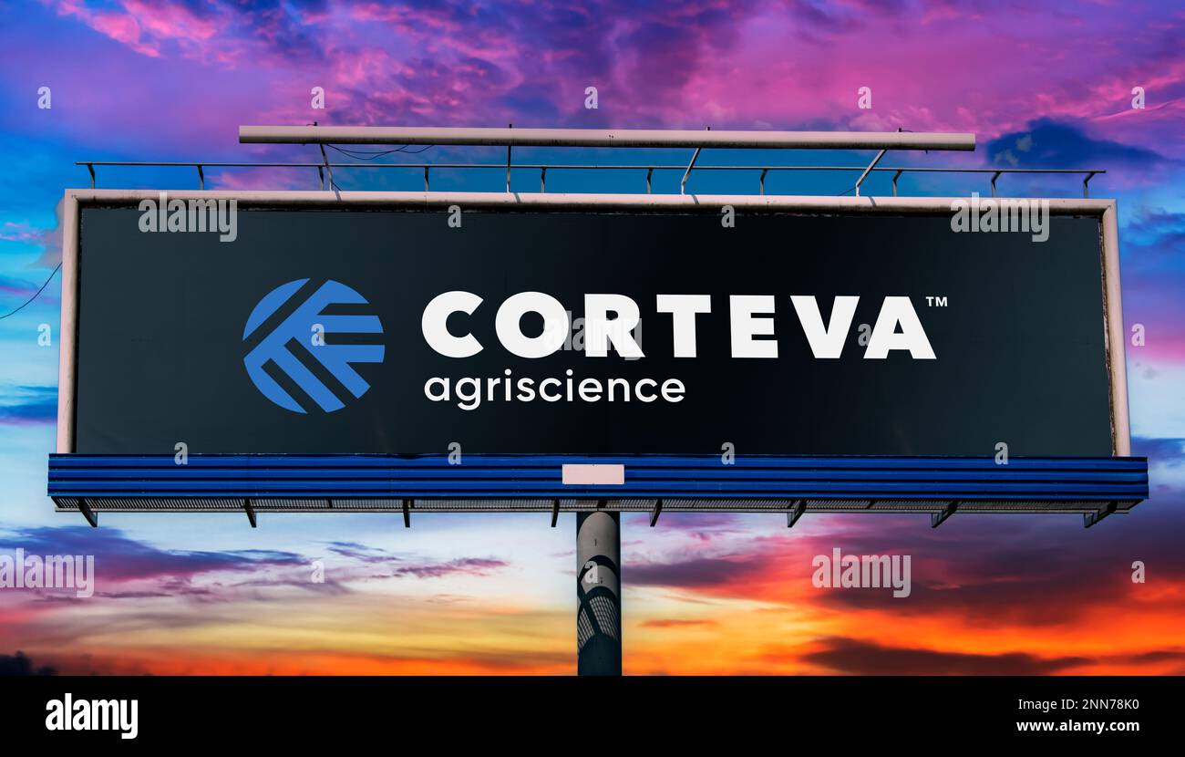 POZNAN, POL - 11 JANVIER 2023: Panneau publicitaire affichant le logo ...