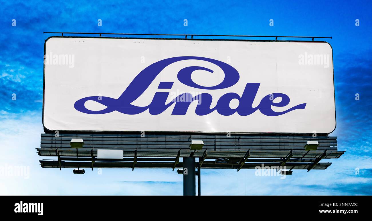 POZNAN, POL - 11 JANVIER 2023 : panneau publicitaire affichant le logo ...