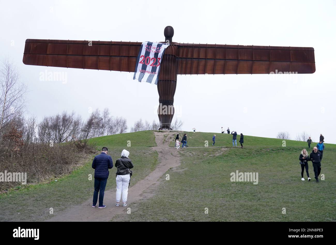 L'Ange du Nord est décoré dans un drapeau de Newcastle United disant ...