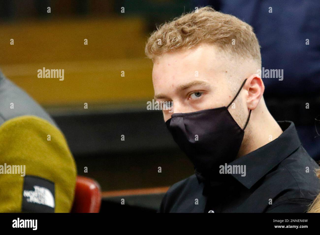 Finnegan Lee Elder, from the United States, wears a face mask to curb ...