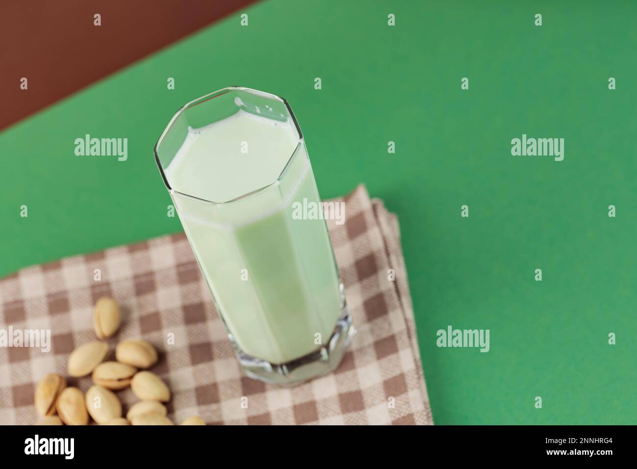 Lait de pistache sain sur fond vert-brun. Lait vegan à base de ...