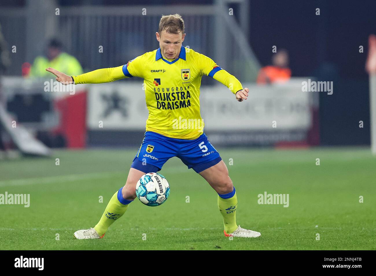 ALKMAAR, PAYS-BAS - FÉVRIER 25 : Doke Schmidt de SC Cambuur contrôle le ...