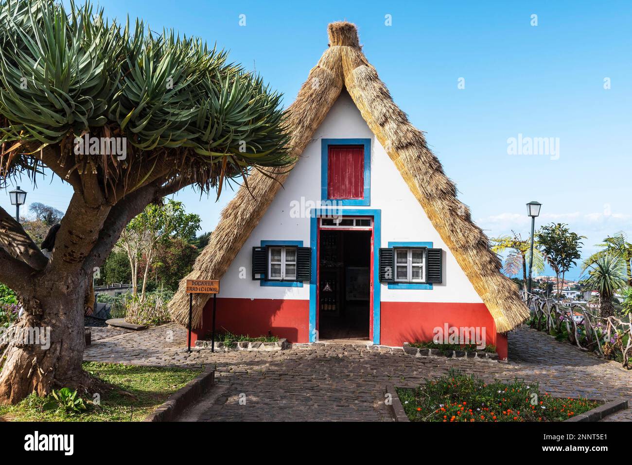 Maison en toit de chaume, Santana, Madère, Portugal Photo Stock - Alamy