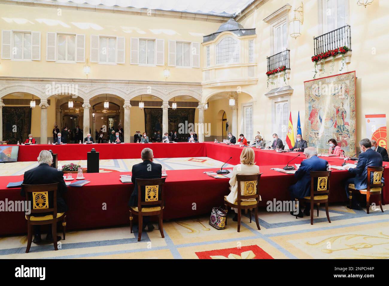 King Felipe VI (presiding over the table, 4i), accompanied by the ...