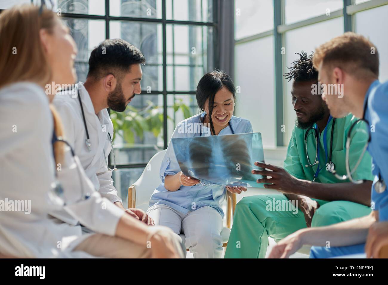 Concept de groupe de médecins et d'infirmières travail d'équipe à l ...