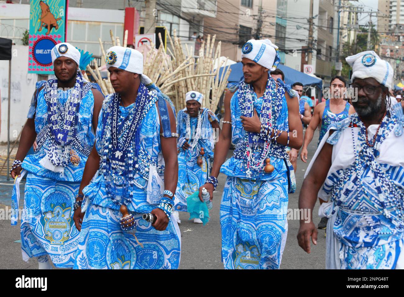 salvador, bahia, brésil - 20 février 2023 : membres du bloc de carnaval ...