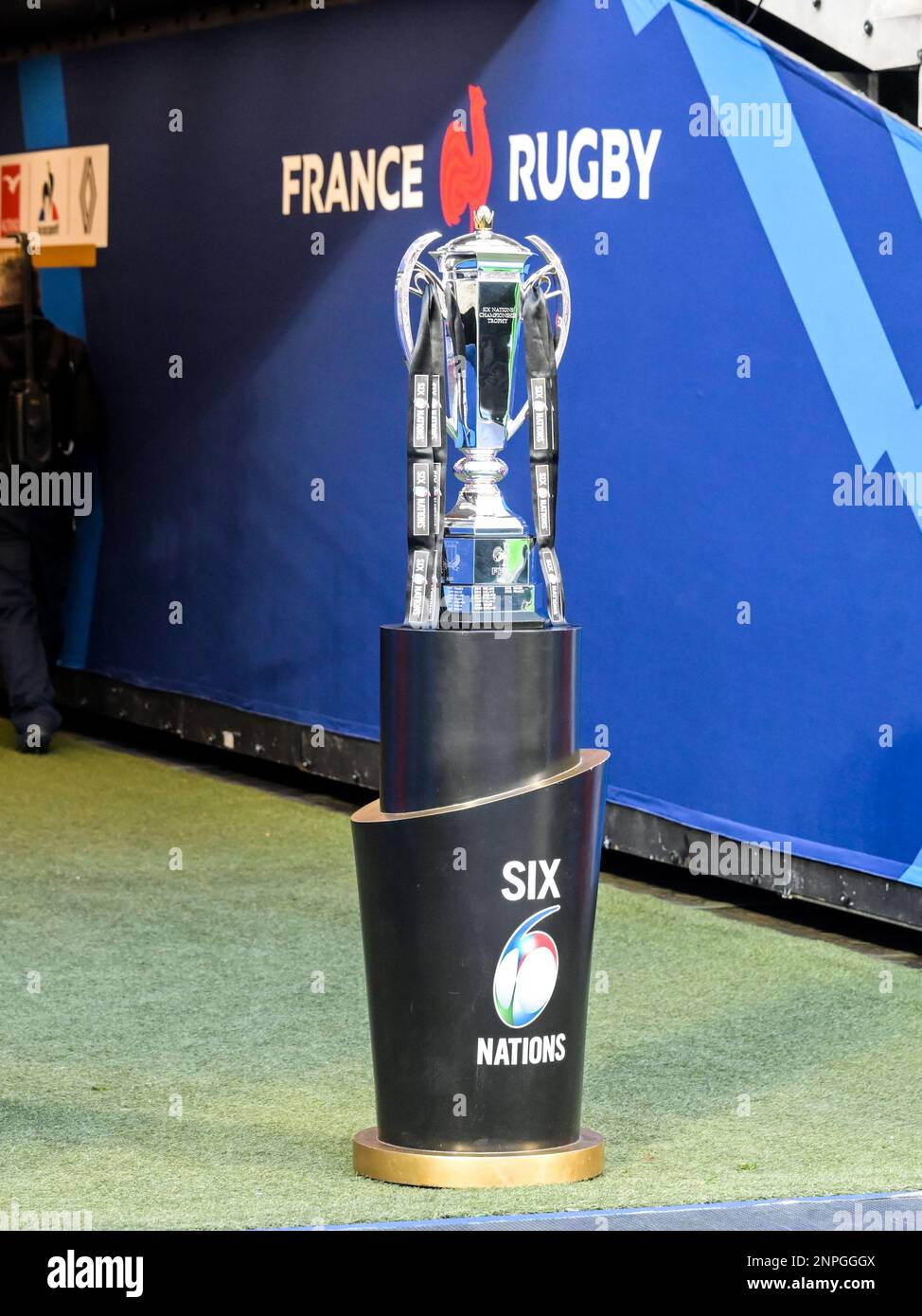 PARIS - le trophée lors du match de rugby Guinness des six Nations ...