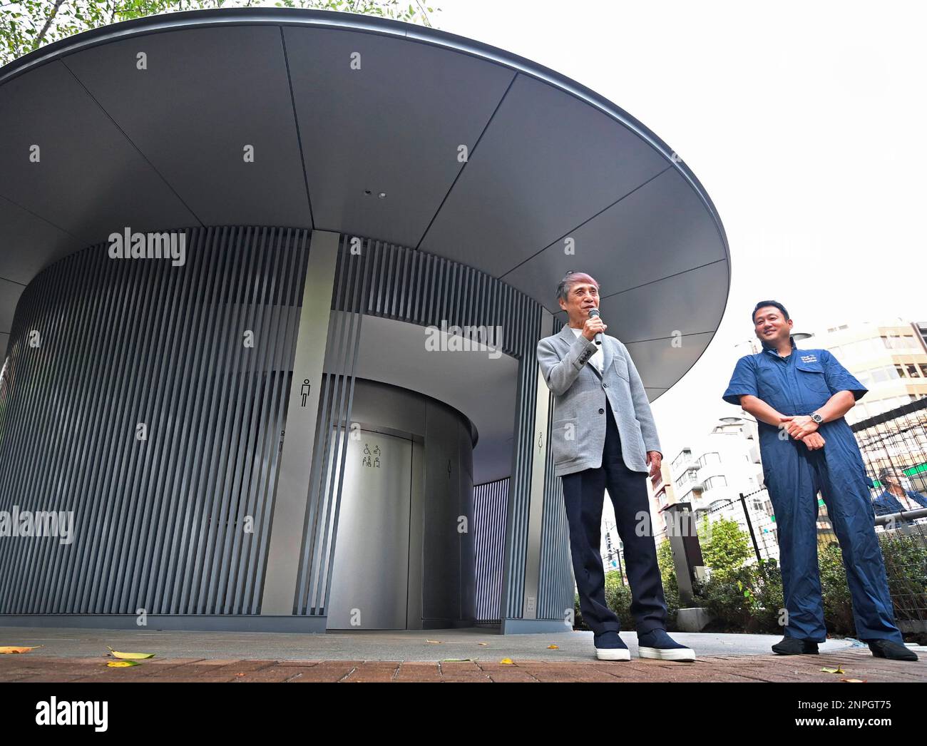 Tadao Ando (L), a Japanese world-famous architect, explains his ...