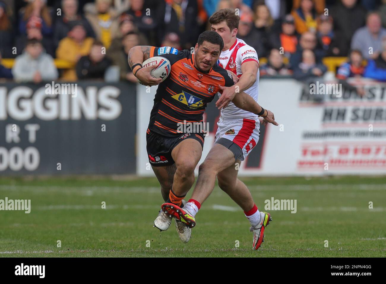 Bureta Faramo #5 de Castleford Tigers s'éloigne de Jon Bennison #5 de St Helens pendant le match ...