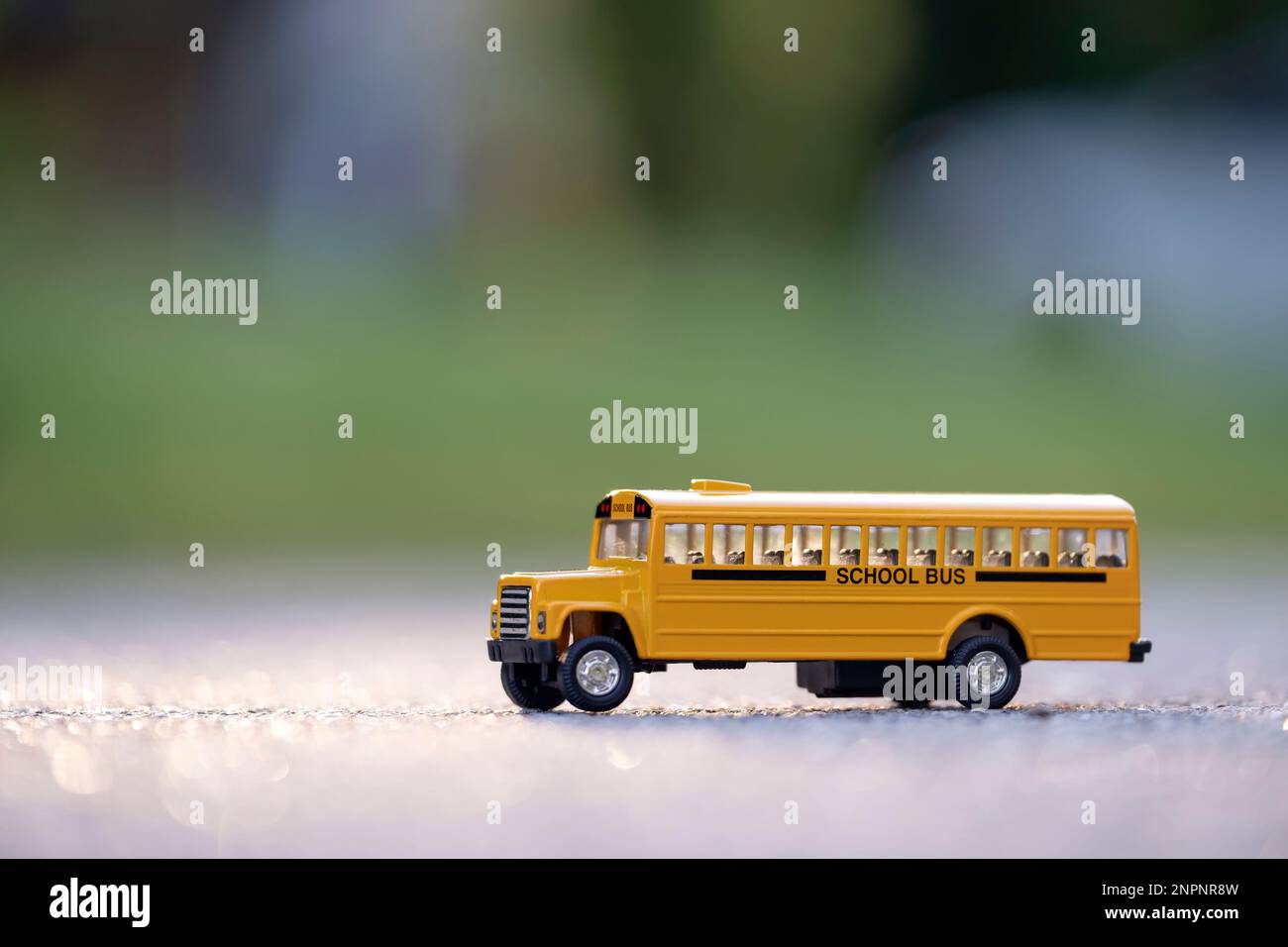 Petit modèle d'autobus scolaire jaune américain comme symbole de l ...