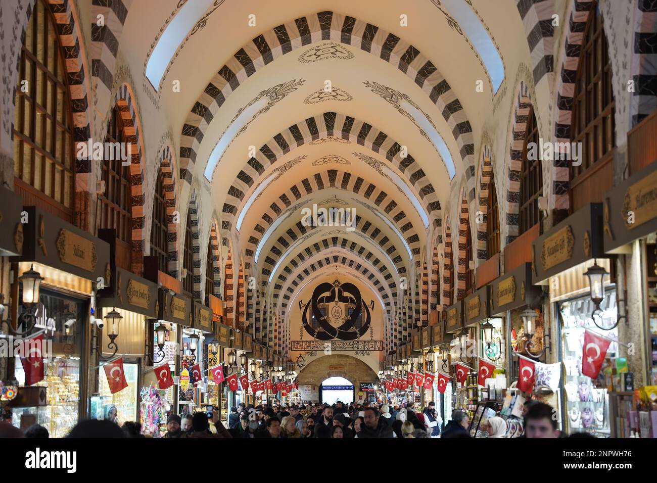 ISTANBUL, TURKIYE - 11 FÉVRIER 2023 : les gens magasinent au marché aux ...