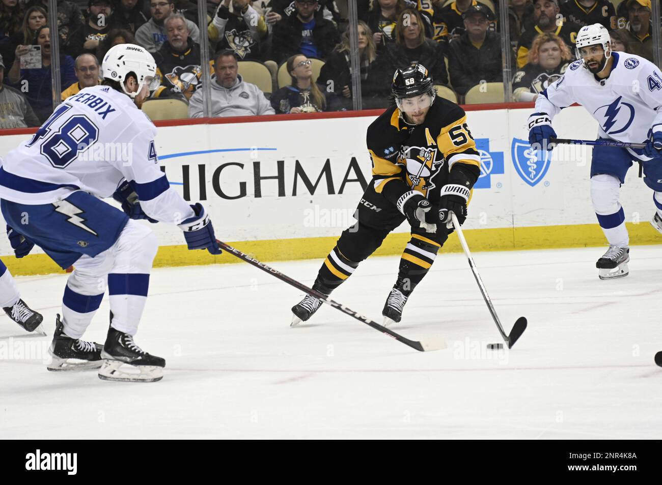 Le défenseur des Penguins de Pittsburgh Kris Letang (58) skates entre ...