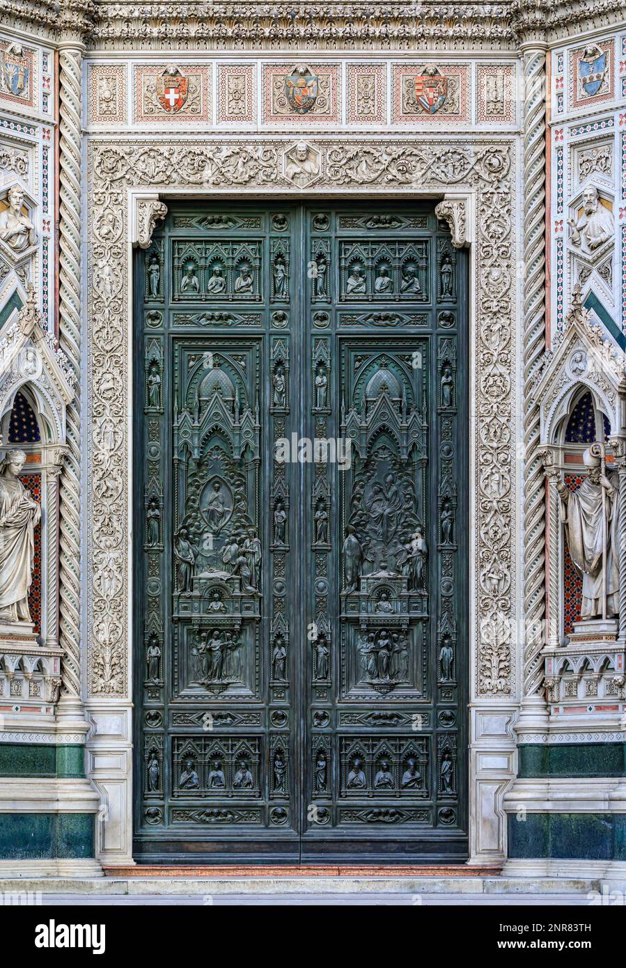 Porte sculptée ornée et façade en marbre de la cathédrale Duomo ou de ...