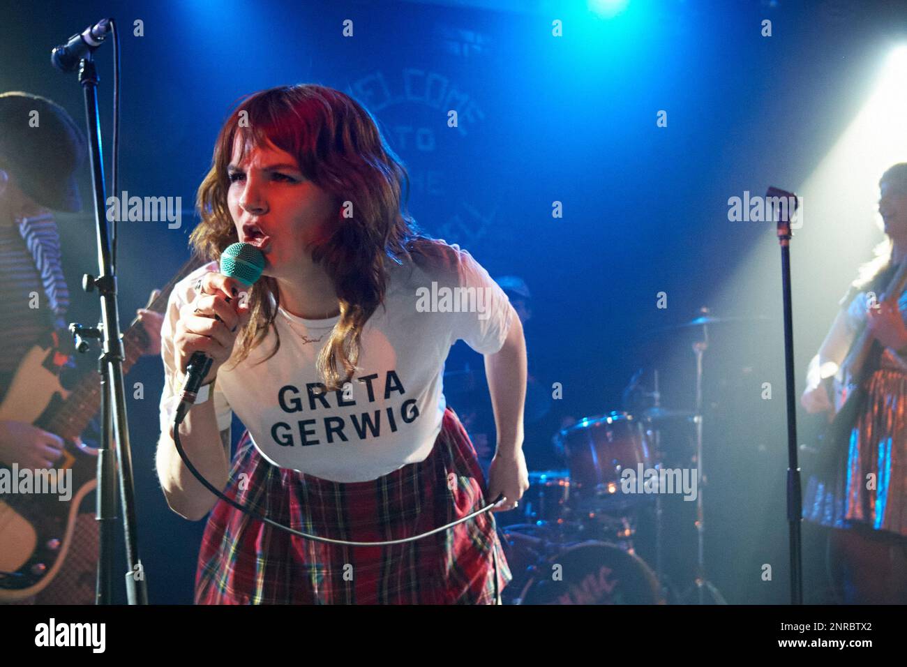 Sarah Harvey, chanteuse en chef du groupe punk Panic Shack, chante sur ...